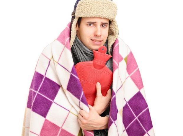 Mężczyzna otulający się kocem zimno - Gify i obrazki na GifyAgusi.pl